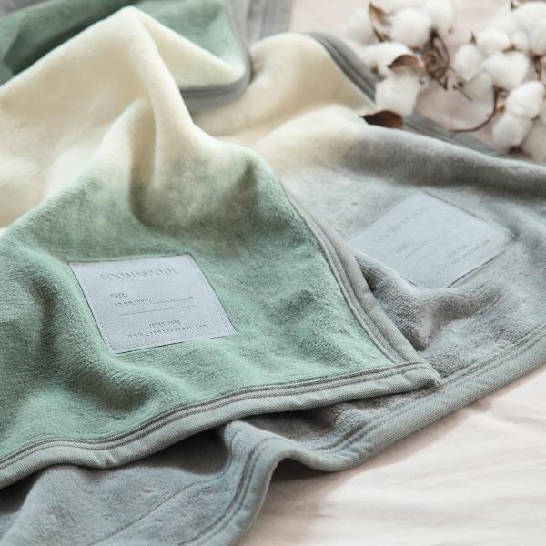 サイズ/約横90×縦70cm重量/約0.3kg内容量/1枚付属品：収納袋、収納箱材質/パイル糸（毛羽部分）：コットン100％地糸：ポリエステル100％種類/カーキ、グレー生産国/日本製洗濯/洗濯機使用可能●「FLOOD OF LIGHT（フ...