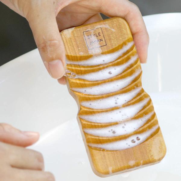 サイズ/約幅6×奥行1.5×高さ12cm重量/約65g内容量/1枚材質/サクラ生産国/日本製●頑固な汚れの予洗いや部分洗いにぴったり●携帯サイズの小さな小さな洗濯板●国産のサクラの木を使用●2サイズ展開でお好みのサイズをランドリーグッズ ミ...