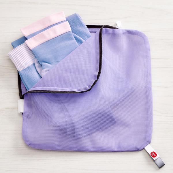 サイズ/約横25×縦25cm重量/約30g内容量/1個材質/ポリエステル生産国/中国製乾燥機/使用不可●着圧ストッキングや睡眠用、おうち用のタイツのための洗濯ネットです。●L字型に大きく開く形状なので、タイツ類の生地がファスナーに引っかかる...