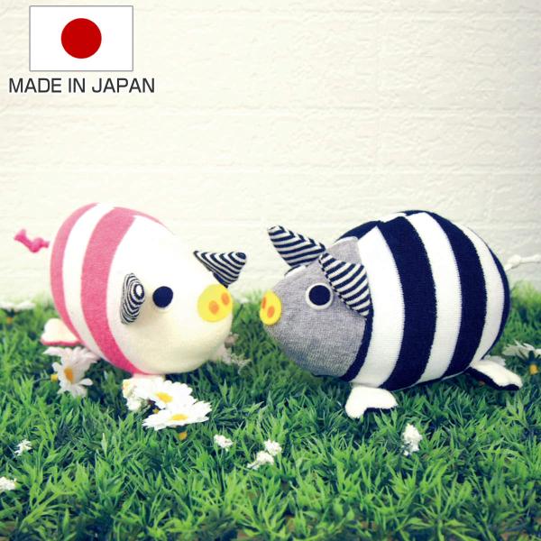 サイズ/約幅5×奥行14×高さ10cm内容量/1個材質/綿 100％種類/ピンク、ブラック生産国/日本製洗濯/手洗いのみ可能対象年齢/6ヶ月〜●ママの肌の感触に似た柔らかくて、やさしい手触りの子ぶたのガラガラです。●安心の日本製で、何十年も...