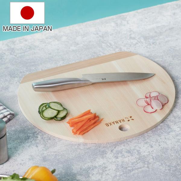 サイズ/約幅34×奥行29×高さ0.9cm重量/約320g内容量/1枚材質/ひのき、桜生産国/日本製●高級素材「四万十ひのき」を使用したまな板です。●奥行のあるD型デザインで作業効率がアップします。●丸穴が開いているので、吊り下げ収納が可能...