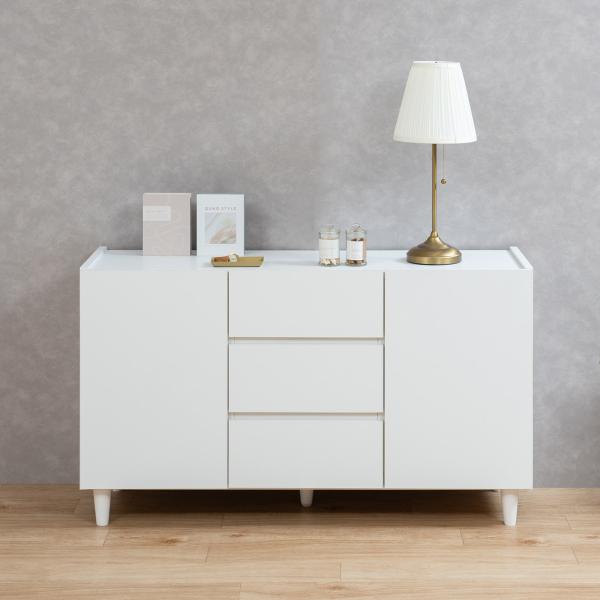 サイズ/約幅118×奥行39×高さ68.5cm重量/約27kg内容量/1台付属品：可動棚板4枚材質/本体：プリント紙化粧繊維板脚部：天然木ラバーウッド生産国/日本製アジャスター/付き組立状態/完成品（一部取付）●お部屋を明るく見せるホワイト...