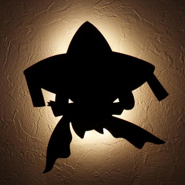 サイズ/約幅17.9×奥行2.1×高さ18.8cm内容量/1個付属品： ピン2本、両面テープ1枚材質/本体表面：レーヨン・ポリエチレン本体裏面ケース部：ABS樹脂●手元や足元をやさしく照らすジラーチのウォールライトです。●昼間はインテリアと...