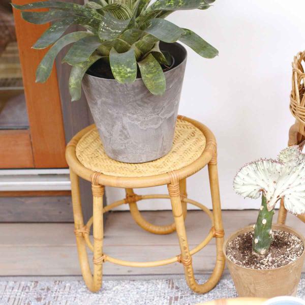 サイズ/約高さ30cm直径：約30cm内容量/1個材質/皮つきラタン生産国/インドネシア製●ナチュラルなデザインと編み目が美しいラタンのプランタースタンドです。●自然の風合いを活かしたデザインが魅力のJUGLAS（ユグラ）シリーズです。●使...