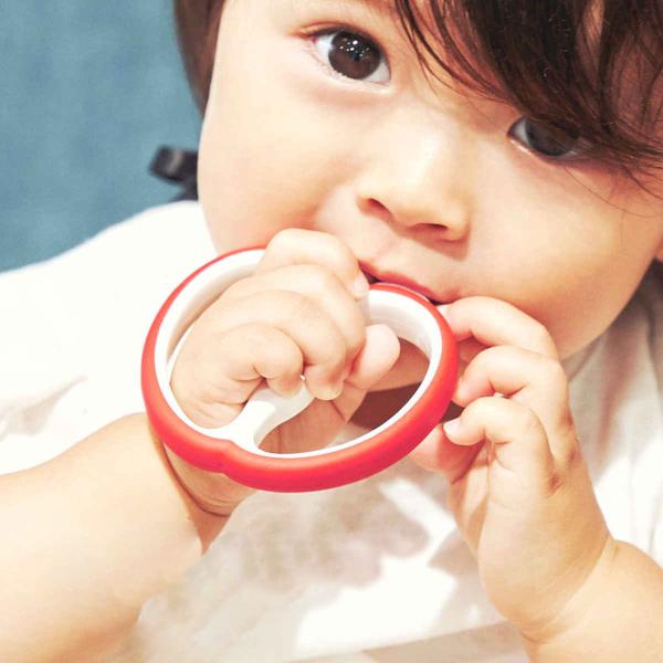 サイズ/約幅7.1×奥行1.2×高さ9.5cm重量/約18g内容量/1個材質/本体：ポリプロピレン・熱可塑性エラストマー毛：シリコーンゴム耐熱温度/120度対象年齢/6か月頃から●歯ブラシデビューにおすすめのシリコン製の両面ブラシです。●喉...