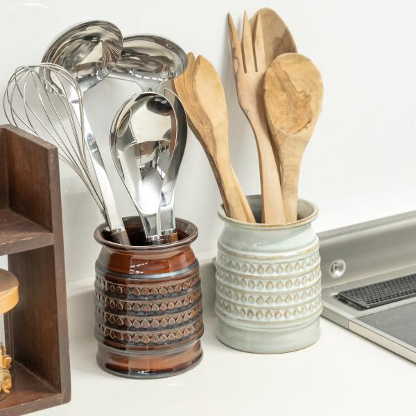 サイズ/約高さ12cm直径：約9.5cm内容量/1個材質/せっ器種類/ホワイト、ブラウン生産国/日本製●レリーフ模様と、貫入や表情の出る変化に富んだ釉薬が味わい深いスカンジナビアシリーズのツールスタンドです。●木のツールやカトラリーとの相性...