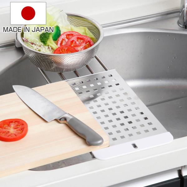 サイズ/約幅17×奥行33〜54.5×高さ2cm重量/約381g内容量/1個材質/板部：ステンレス鋼パイプ部：18-8ステンレス鋼樹脂部：ABS樹脂生産国/日本製耐荷重/約5kg●シンク内を活用して作業スペースや水切りができるスライド式の調...