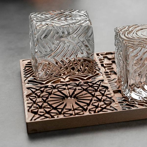 サイズ/約幅19.9×奥行12×高さ0.95cm内容量/1個材質/アルミ生産国/中国製●一瞬で氷の模様を変える魔法グッズです。●簡単に氷に6種類の紋様ができます。●プレートに置くだけで氷を溶かし紋様を刻印します。BAR 家飲み 宅飲み シン...