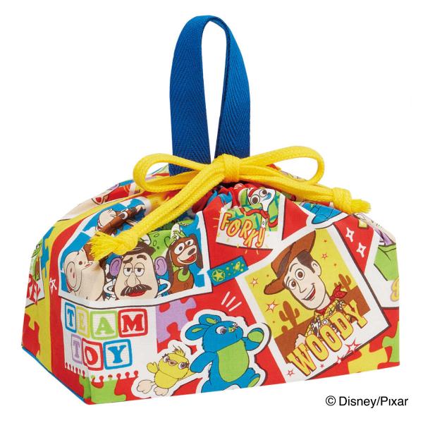 サイズ/約幅29×奥行16.5×高さ12cm内容量/1枚材質/綿100％生産国/日本製●お弁当箱を入れるのに便利なトイストーリーの巾着袋です。●安定感のあるマチ付きです。●小物入れとしてもご利用いただけます。お弁当箱 弁当箱 弁当 給食 袋...