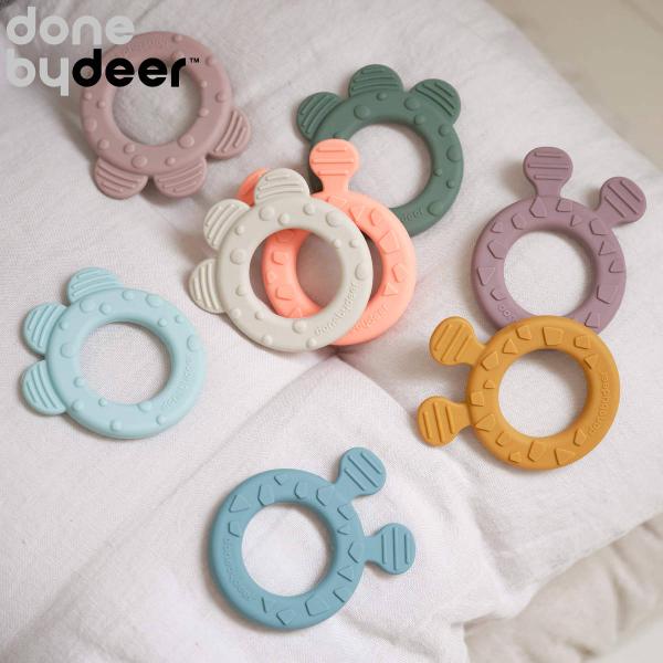 サイズ/ラフィ：幅7×奥行9×高さ1cmクロコ：幅7×奥行8×高さ1cm内容量/2個セット材質/シリコーンゴム種類/パウダー、ブルー、サンド×コーラル、マスタード×グリーン生産国/中国製食器洗い乾燥機/使用可能●歯の成長や噛む練習に役立つシ...