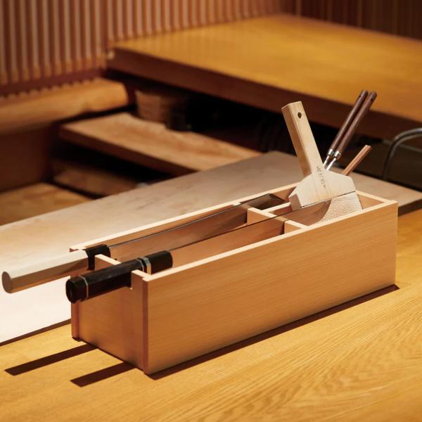 サイズ/約幅44×奥行15×高さ11cm重量/約1300g内容量/1個材質/桧生産国/日本製●桧材を使った包丁、箸置き箱です。●調理で使用する様々な小物や、包丁2本を入れておける仕切りがあります。●料理人さんのご要望にお応えして作成しました...