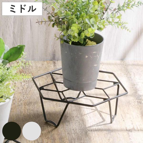 サイズ/約幅30×奥行26×高さ10cm内容量/1個材質/本体：スチール表面処理：粉体塗装種類/ブラック、ホワイト耐荷重/約10kg対応サイズ/8号までの鉢●お庭やベランダのガーデニングに最適なフラワースタンド（ミドル）です。●鉢植えを乗せ...