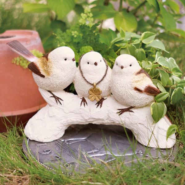 サイズ/約幅30×奥行10.5×高さ15cm材質/レジン、ラバー、麻●「雪の妖精」の愛称で親しまれる野鳥、シマエナガモチーフのオーナメントです。●3羽で並ぶキュートなオーナメントは玄関のアクセントとしてもおすすめです。●ポリレジン製で雨に濡...