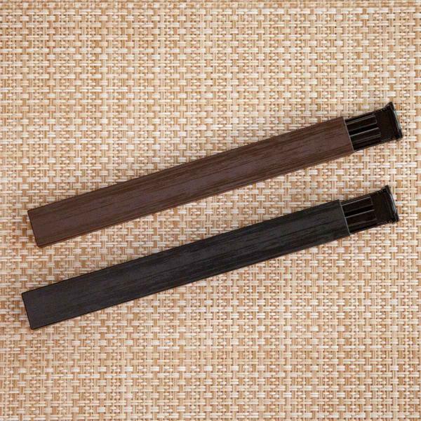 サイズ/約幅22.5×奥行2.5×高さ1.4cmお箸：長さ20.5cm内容量/1個（お箸、箸箱）材質/蓋・本体：ABS樹脂お箸：天然木種類/黒木目、茶木目生産国/日本製食器洗い乾燥機/使用不可電子レンジ/使用不可●木目調の箸箱と天然木のお箸...