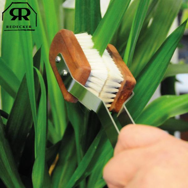 サイズ/約横15×縦35cm内容量/1個材質/山羊毛、ペアウッド、ステンレス生産国/ドイツ製●ドイツ老舗ブラシメーカー「REDECKER」のリーフブラシです。●優しく挟んでスライドするだけで、葉の両面のホコリが取れます。●お部屋に馴染んで実...