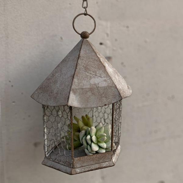 サイズ/約幅17×奥行16×高さ23cm内容量/1個材質/ブリキ、アイアン●レトロな雰囲気のバードハウスのような壁掛け用プランターです。●前面が開いた形状になっていて、中に小物や植物を飾ることもできます。●使い込まれた風合いや色落ち具合、ざ...