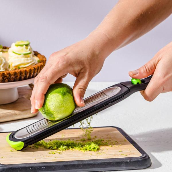 サイズ/約幅5.6×奥行32×高さ2.5cm重量/約100g内容量/1個付属品：ブレードカバー材質/ポリプロピレン、熱可塑性エラストマー、ステンレススチール生産国/中国製耐熱温度/80度食器洗い乾燥機/使用不可●チーズや柑橘類などを簡単にお...