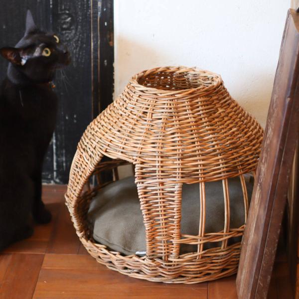 サイズ/約高さ32.5cm直径：約40cm重量/約890g内容量/1個材質/ラタン、コットン、ポリエステル、ブラス●素朴でナチュラルな風合いのキャットハウスです。●皮付きラタン使用して、職人が1点1点手編みで仕上げています。●ラタンは強さと...