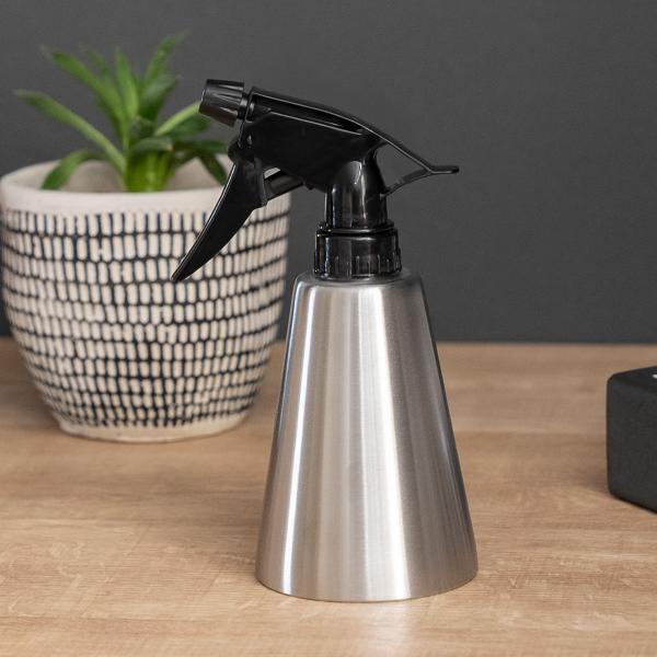 サイズ/約幅11×奥行8×高さ18.5cm容量/約300ml内容量/1個材質/ステンレス・ポリプロピレン・ポリエチレン●観葉植物の水やりなどに便利なスタイリッシュな霧吹きです。●サビにくく長く使えるステンレス製です。●便利な調節機能付きです...