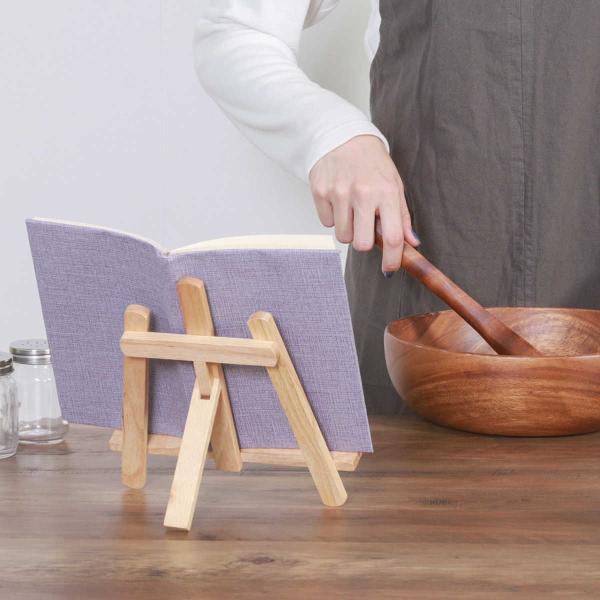 サイズ/約幅21.8×奥行21×高さ4.6cm重量/約150g内容量/1個材質/天然木（ラバーウッド・ラッカー塗装）生産国/ベトナム製●シンプルで使いやすい木製のレシピスタンドです。●料理中にレシピ本を見たい時、場所を取らずに広げることがで...