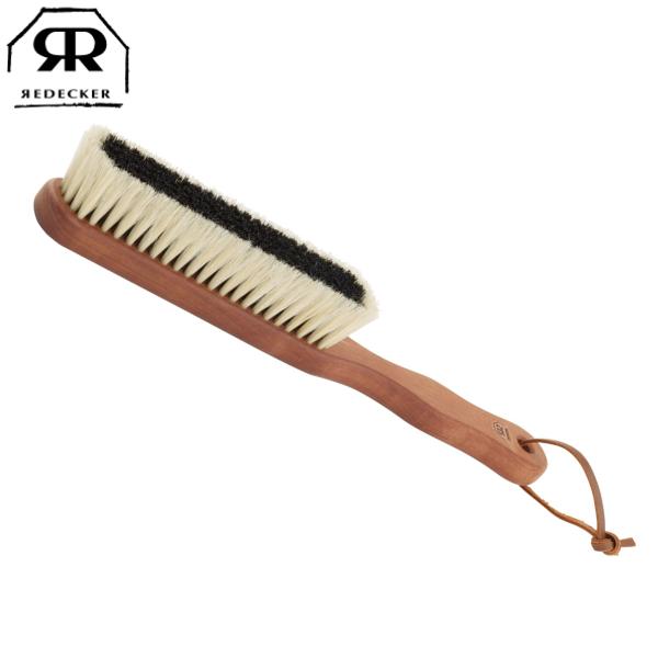 サイズ/約26.5cm重量/約95g内容量/1個材質/ペアウッド、豚毛黒、豚毛白生産国/ドイツ製●洋服用お手入れブラシです。●玄関や鏡などに吊るして保管できる革紐付きです。●黒豚毛（ミディアム）と白豚毛（ソフト）の二段植毛です。●生地を傷め...