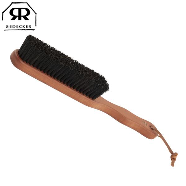 サイズ/約26.5cm重量/約104g内容量/1個材質/ペアウッド、豚毛黒生産国/ドイツ製●洋服用お手入れブラシです。●玄関や鏡などに吊るして保管できる革紐付きです。●ミディアムハードな黒豚の毛を使用しております。●スーツや少し硬い生地のコ...