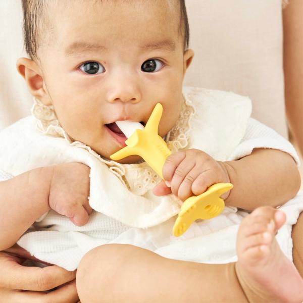 サイズ/約幅5.8×奥行5.8×高さ10.3cm重量/約28g内容量/1個材質/熱可塑性エラストマー生産国/韓国製耐熱温度/130度適合品番/KJ42243対象年齢/3か月頃から●リアルなバナナの形にこだわった歯がためです。●乳歯が生え始め...