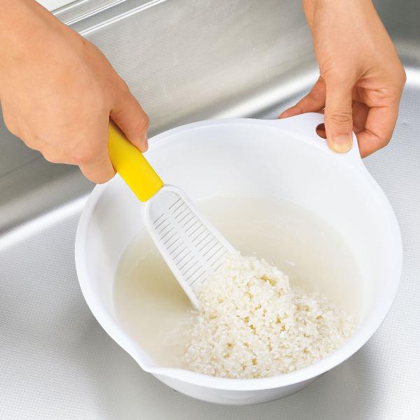 サイズ/約幅7.5×奥行4×高さ28.5cm内容量/1個材質/ポリプロピレン生産国/日本製食器洗い乾燥機/使用不可●手を濡らさずラクラク米研ぎができる便利グッズです。●メッシュ状になっているので米をこぼしにくくスムーズに水切りができます。米...