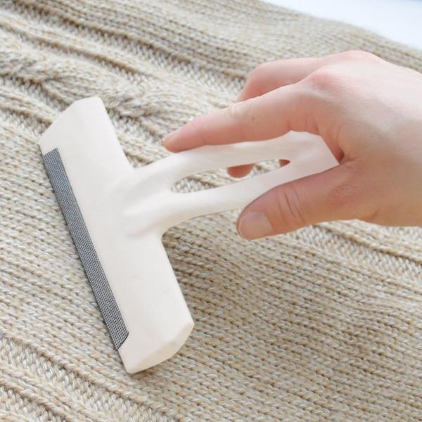 サイズ/約幅13×奥行2.5×高さ14cm重量/約40g内容量/1個材質/ABS樹脂、合成繊維生産国/日本製●ハンドル付きの幅広タイプでラクラク毛玉が取れます。●手加減ができるので衣類にやさしく、生地もやせにくいです。●電動式より小さな毛玉...