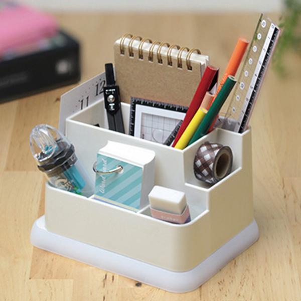 サイズ/約幅14.5×奥行9×高さ11.4cm内容量/1個材質/本体：ポリスチレン底：ＥＶＡ●文具類を効率よく収納できるシンプルなペンスタンドです。●底面にはペン先などが傷みにくいソフトな素材を使用しています。●仕切りが多く、勉強に使う小物...