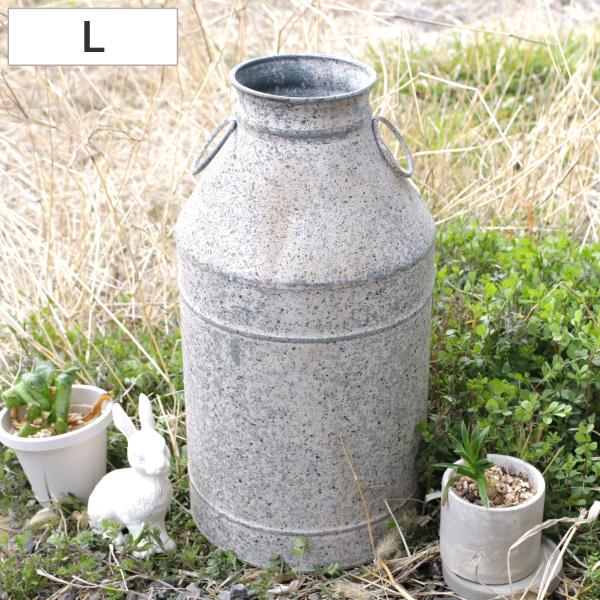 サイズ/約高さ43cm直径：約22.5cm内容量/1個材質/アイアン生産国/中国製●ヴィンテージ加工が施された置くだけで抜群の存在感があるミルクカンLサイズです。●お庭のアクセントとしてや、スワッグ、ポスター等長さのある物の収納にもおすすめ...