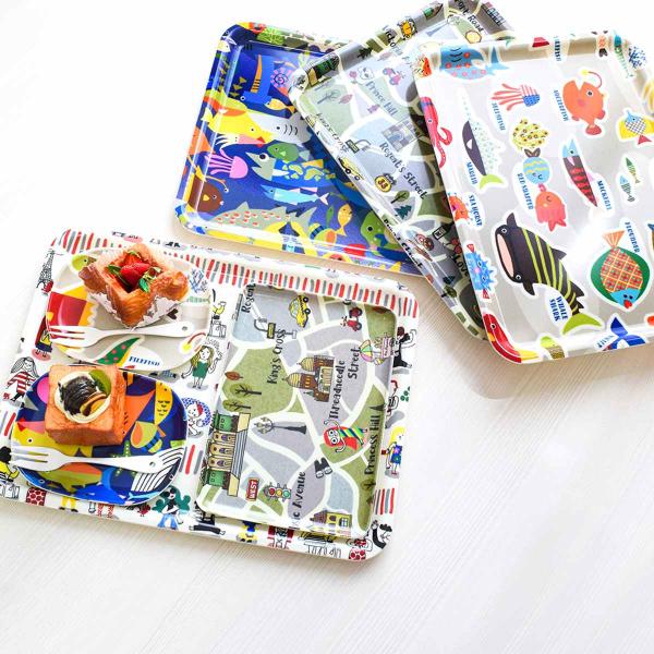 サイズ/約幅39×奥行29×高さ1.5cm重量/約550g内容量/1枚材質/不飽和ポリエステル樹脂種類/ホワイト、グリーン、ブルー、グレー生産国/日本製食器洗い乾燥機/使用不可電子レンジ/使用不可●かわいいイラストの布貼り加工が施されたトレ...