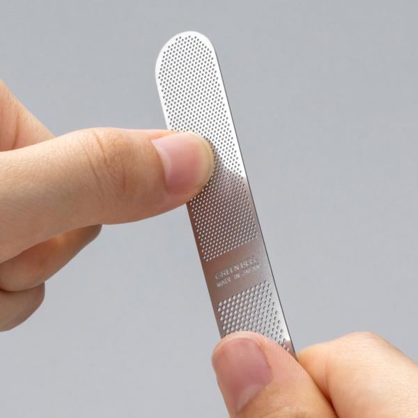 サイズ/全長：約9cm重量/2g（ケース含む6g）材質/本体：18-8ステンレス鋼ケース：ポリプロピレン樹脂生産国/日本製●「爪先を削る」「表面を磨く」ができる、しなる爪ヤスリです。●爪の丸み・角度に沿って削れ、爪の表面も自然な光沢に磨くこ...