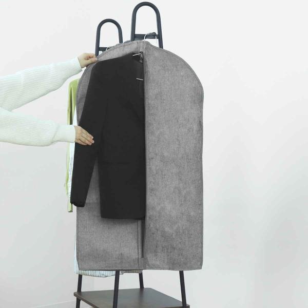 サイズ/約幅58×高さ100cm内容量/1個材質/ポリエステル●洋服をホコリから守る衣類カバーです。●ジャケットやワンピースが収まる長さ100cmです。●小物が一緒にしまえるポケット付きです。　●底が空いているので、長めの衣類にも対応します...