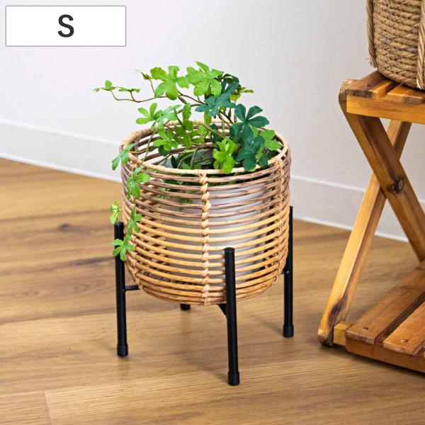 サイズ/約幅20×奥行20×高さ24cm内容量/1個材質/バスケット：ポリエチレン、ポリプロピレン、アイアンスタンド：アイアン生産国/中国製耐荷重/約10kg●まるで本物のような風合いを楽しめる手編みバスケット Sサイズです。●汚れても水で...