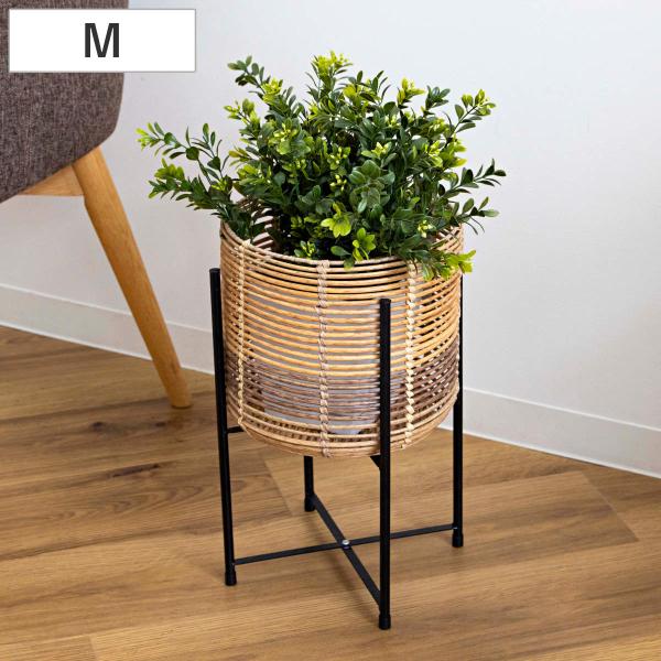 サイズ/約幅26×奥行26×高さ40cm内容量/1個材質/バスケット：ポリエチレン、ポリプロピレン、アイアンスタンド：アイアン生産国/中国製耐荷重/約10kg●まるで本物のような風合いを楽しめる手編みバスケット Mサイズです。●汚れても水で...