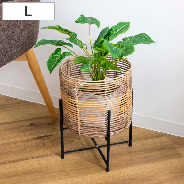 サイズ/約幅29×奥行29×高さ37cm内容量/1個材質/バスケット：ポリエチレン、ポリプロピレン、アイアンスタンド：アイアン生産国/中国製耐荷重/約10kg●まるで本物のような風合いを楽しめる手編みバスケット Lサイズです。●汚れても水で...