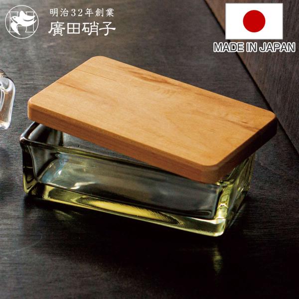 サイズ/約幅15×奥行9×高さ5.8cm重量/約590g内容量/本体、蓋：各1個材質/本体：ガラス蓋：桜　蜜蝋仕上げ生産国/日本製●ほんのり琥珀色をしたガラスと、桜の蓋の組み合わせがレトロな雰囲気のバターケースです。●蓋は裏返すとカッティン...