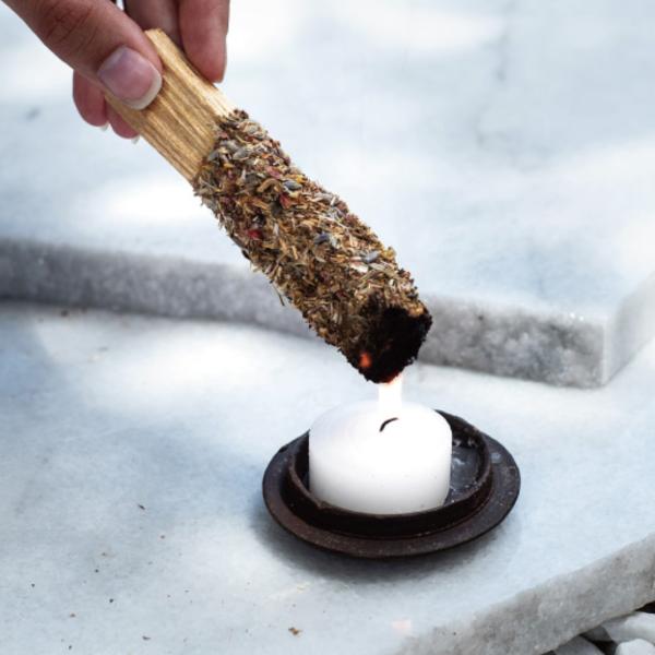 サイズ/約高さ10.5cm直径：約3cm内容量/1本材質/ペルー産パロサント（芯）／濃縮アロマオイル／バラの花びら／ラベンダーの花／シダー／オレンジの皮／ユーカリ／ローリエ／天然結合剤／塩生産国/アルゼンチン製●自然の要素を組み合わせて作ら...