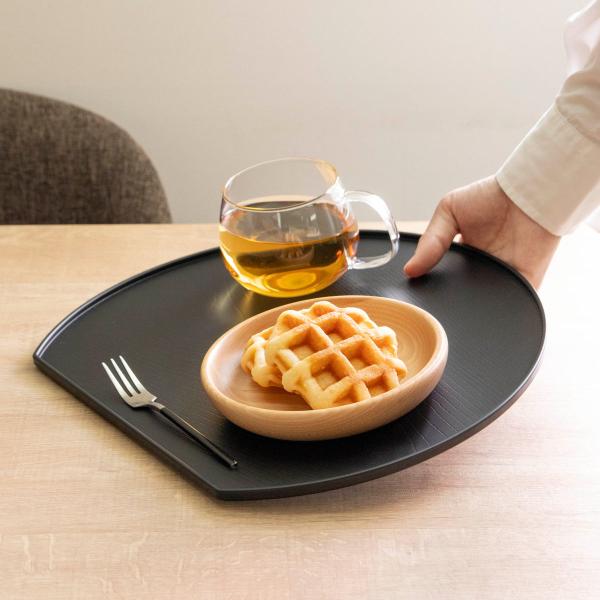 サイズ/約幅33×奥行28.5×高さ1cm重量/約239g内容量/1枚材質/表面塗装の種類：ウレタン樹脂素地の種類：ABS樹脂生産国/日本製食器洗い乾燥機/使用不可電子レンジ/使用不可●滑りにくいので、安定して運べるノンスリップ抗菌半月盆で...