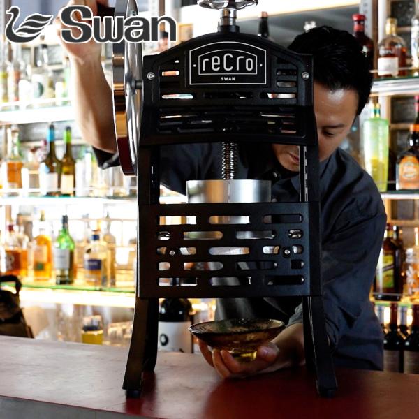 サイズ/約幅36（ハンドル含まず）×奥行36×高さ68（最大80）cm重量/約22kg内容量/1台材質/本体：鉄盤：アルミ刃：ステンレス生産国/日本製●昔ながらのフォルムが懐かしさを感じる手動式のかき氷機です。●スタイリッシュなブラックカラ...