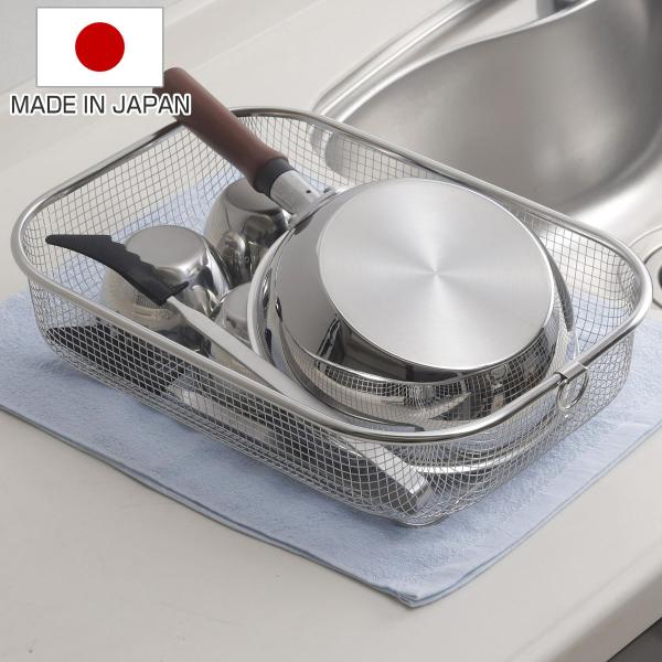 サイズ/外寸：約幅39.5×奥行27.5×高さ10cm内容量/1個材質/18-8ステンレス生産国/日本製食器洗い乾燥機/使用可能●シンク下に収納できる場所を取らない水切りかごです。●シンプルな形状でフライパンも収まりやすいサイズです。●野菜...