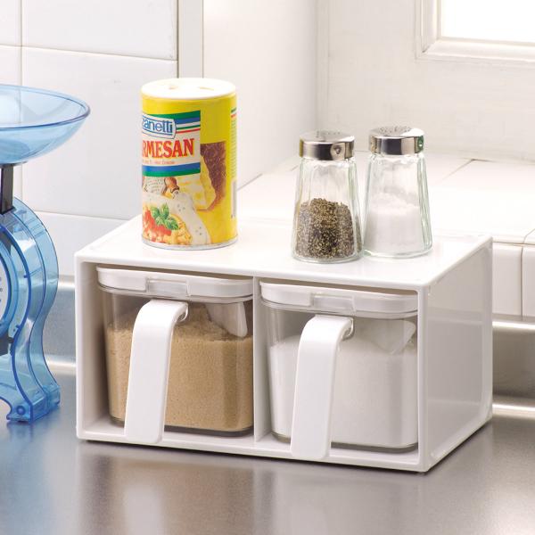 サイズ/約幅21×奥行15.5×高さ11cm重量/約560g材質/ストッカー・ケース：ポリスチレンスプーン：ポリプロピレン生産国/日本製●シンプルな白色を基調とした調味料ストッカー2個組です。●ストッカーは透明色なので中身を確認しやすいです...