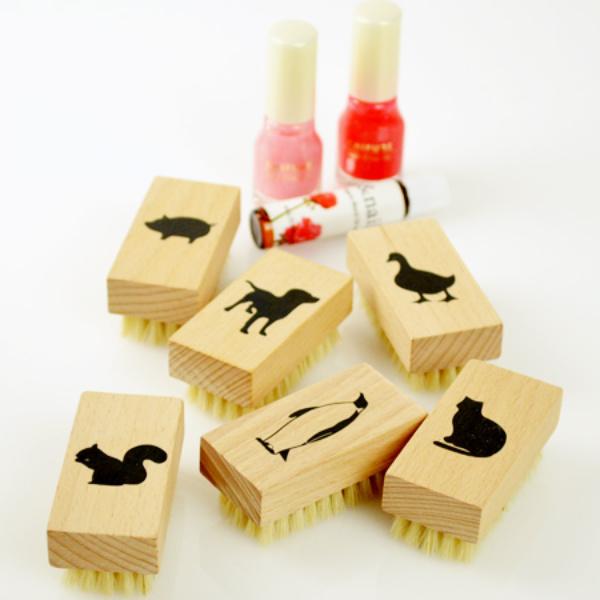 サイズ/約幅3×奥行2.5×高さ6cm内容量/1個（麻の巾着袋入り）材質/本体：ブナ　毛：豚毛種類/ネコ、イヌ、ブタ、リス、アヒル、ペンギン生産国/中国製●動物のシルエットがプリントされた、小さな木製ネイルブラシです。●爪の間に入ってしまっ...