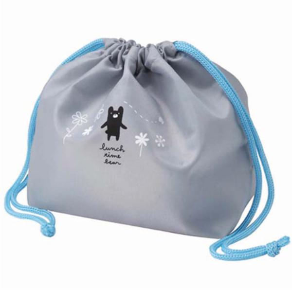 サイズ/約幅26.5×奥行12×高さ16cm内容量/1個材質/外側生地：ナイロンひも：ポリプロピレン生産国/中国製●かわいいくまのイラストが入ったお弁当袋です。●約700ml程度の弁当箱が入ります。●汚れた場合は、台所用洗剤をお湯で薄めたも...