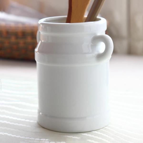 サイズ/約幅10.5×奥行8×高さ11cm重量/約250g容量/約370ml内容量/1個材質/陶磁器（瀬戸焼）生産国/日本製食器洗い乾燥機/使用可能電子レンジ/使用可能●菜箸や調理器具など、様々なカトラリーをまとめて収納するのに最適です。●...