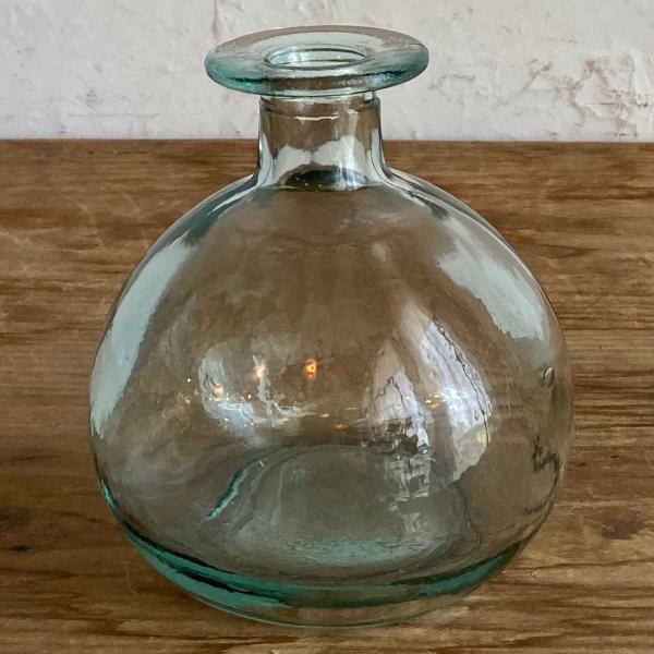 サイズ/約高さ11.5cm直径：約11cm内容量/1個材質/リサイクルガラス生産国/スペイン製●リサイクルガラスベース FLORERO BOTELLA ラウンドです。●スペインで丁寧に作られた美しい花瓶です。●ガラスの透明感とリサイクル特有...