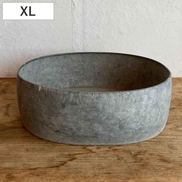 サイズ/約幅34×奥行25×高さ11cm内容量/1個付属品：PVCポット材質/ブリキ生産国/中国製●素朴な風合いが魅力のブリキプランター オーバルXLサイズです。●軽量ながら耐久性が強く、エイジングも楽しめます。●オーバルの曲線がグリーンを...