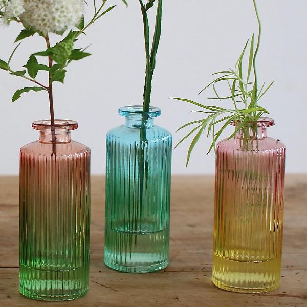 サイズ/約高さ13.2cm直径：約5.1cm内容量/1個材質/ガラス種類/ピンク、グリーン、ブルー●すらりとしたシルエットに、繊細なカットが映えるガラスフラワーベースです。●光を受けるたびに美しくきらめき、お花をより上品に引き立てます。●北...