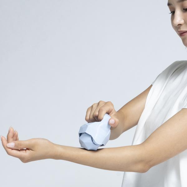 サイズ/約幅6.6×奥行7.6×高さ9.8cm内容量/1個材質/ポリプロピレン、シリコーンゴム生産国/中国製●疲れたカラダに転がしほぐすことができるマルチローラーです。●握りやすい大きな持ち手で、しっかりマッサージができます。●自立するので...